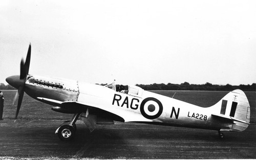 May 2015: Supermarine Spitfire F.21 – 28 photos | RAF in Combat