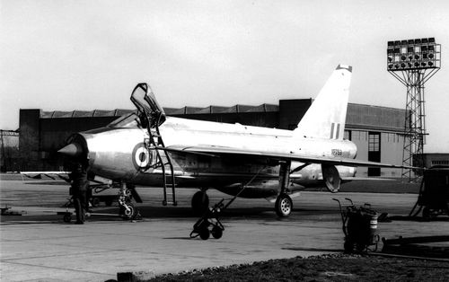 January 2019: English Electric Lightning F.3 (silver era) – 78 photos ...